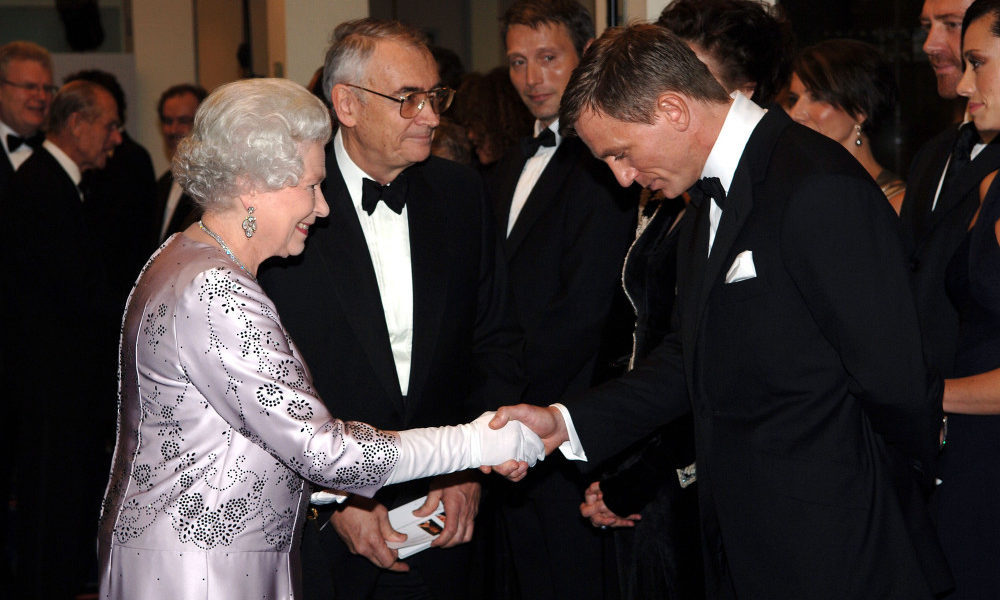 Daniel Craig a rendu hommage à la reine Elizabeth après sa mort ...